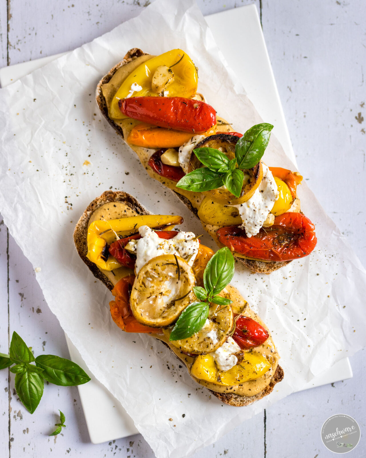 Stulle mit Hummus und gebackener Babypaprika - Rezept - naschware.de